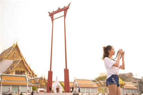 Linda Jovem Turista Asiática Em Turismo De Férias E Explorando A Cidade