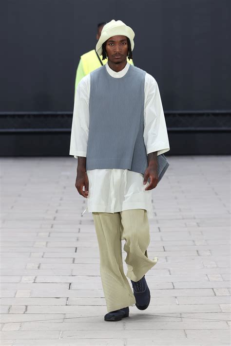 Review Homme Plissé Issey Miyake Springsummer 2023 Collection — Kolor