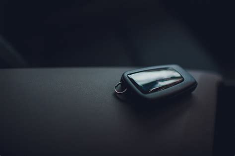 자동차 키를 전달 합니다 자동차 키 카메라 Copyspace 자동차 대리점 살롱 관리자 세일즈 맨 판매 구매 주는 소유자 직업 구매 차량 개념을 들고 자른 근접 촬영 자동차