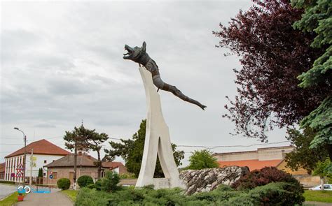 Lupul Dacic Din Orăștie Monumentul Unicat „izvor De Aur Al Dacilor” Go Hunedoara