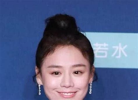 马思纯的微笑周冬雨的凝视马思纯昊然文秘苑图库