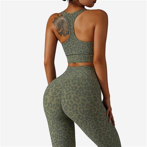 גוזיה חיה צבעונית בשלל הדפסים הרס