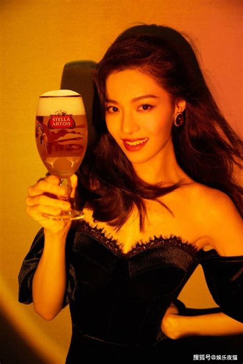 钟楚曦酒色渲染写真一袭抹胸丝绒长裙s型身材完美 搜狐大视野 搜狐新闻