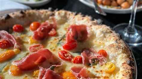 Dining Restaurants In Somerville Ma The Row Hotel At Assembly Row