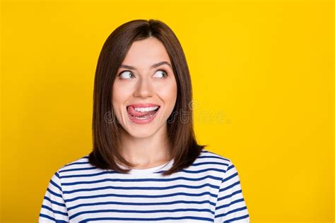 Ritratti Fotografici Di Una Giovane Splendida Ragazza Che Lecca I Denti