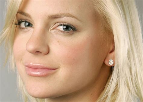Anna Faris New Hollywood Actress Profile And 2011 Images Safari Totally Unintegrated