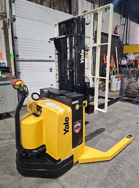 2013 Yale Pallet Stacker 4 000lbs Capacity Electric 24v With 4383 Hours