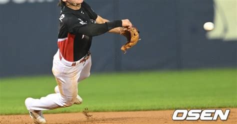 사진 박찬호몸 날려 송구