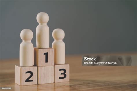 카피 공간이있는 나무 큐브 블록의 연단 1 2 3 위치에 서있는 나무 피규어 페그 인형 순위 및 전략 개념 0명에 대한 스톡
