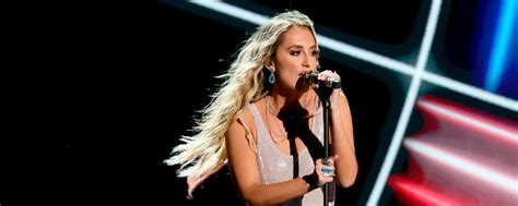 Lainey Wilson Gives Fiery Grease Performance Between Two Big Acm Wins