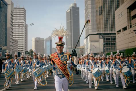 Aksi Marching Band Hibur Warga Di Momen Hbkb Republika Online