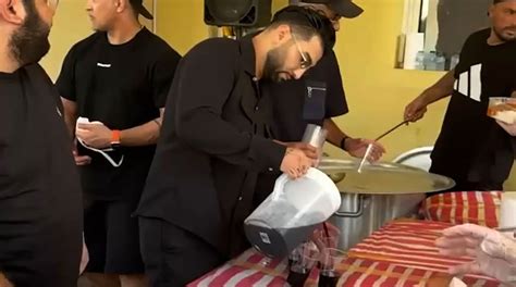 حسین تهی در حال توزیع نذری در روز عاشورا ویدئو