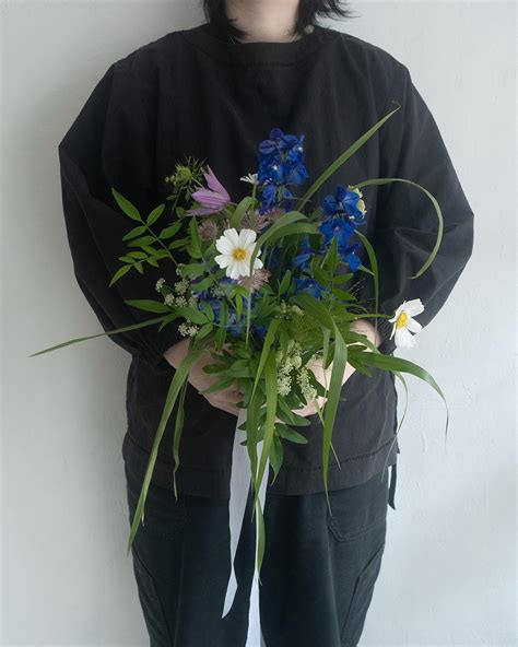 소세 小世 소세부케 푸른빛 보랏빛이 사랑스럽게 피어나는 풀숲을 담아 ⁽ ¨̮⁾⁽¨̮ ⁾˚‧♡ ⠀ ⠀ ⠀ 소세꽃다발 소세꽃은사랑 ⠀ Instagram