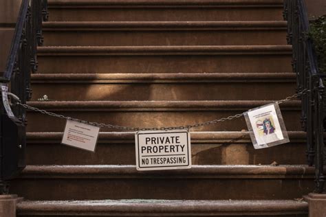 Carrie Bradshaws Sex And The City Brownstone Will Get A Gate To Deter Nyc Tourists