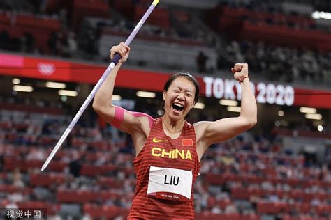 高清图：刘诗颖标枪摘金创历史 身披国旗绕场庆祝 搜狐大视野 搜狐新闻