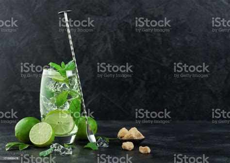 아이스 큐브 민트와 라임이 있는 모히토 칵테일 잔에 숟가락과 신선한 라임 지팡이 설탕을 곁들인 블랙 보드 스파클링 상쾌한 물 0명에 대한 스톡 사진 및 기타 이미지 Istock