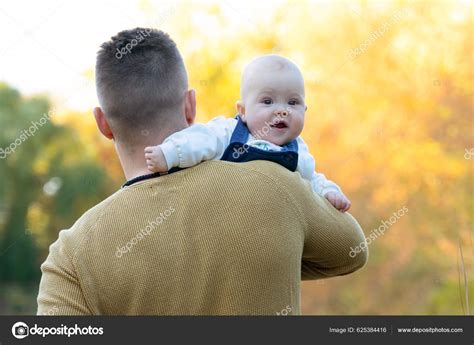Father Son Portrait Handsome Young Man His Cute Babe Seashore — Stock