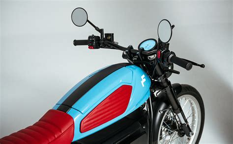 Famel Αναβίωση με μια μοτοσυκλέτα και ένα σκούτερ Motorbikegr