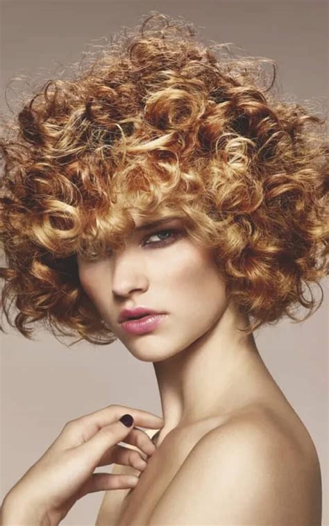 Coupe De Cheveux Bouclés Pour Femme Idées De Coiffure Conseils Et Entretien Les Lionnes