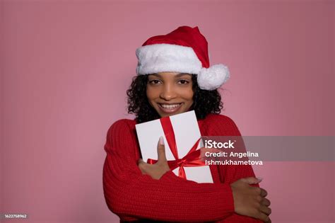 빨간 스웨터와 산타 모자를 쓰고 선물 상자를 들고 있는 행복한 아프리카계 미국인 소녀 크리스마스 Conceptcopy 공간 배너 12월에 대한 스톡 사진 및 기타 이미지
