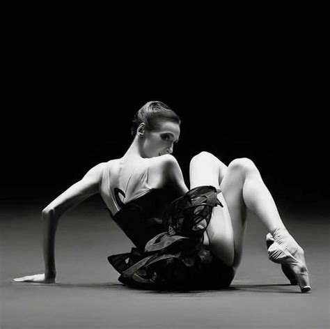 Pin By Minrenat On Lassak Дне Greek Statue Statue Ballet Dancers