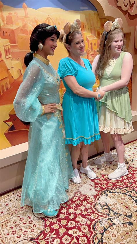 Wendy Darling And Alice In Wonderland Disney Disney Princess