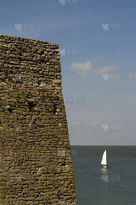 白帆和石墙