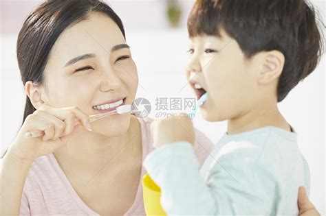 父母教孩子洗漱刷牙高清图片下载 正版图片502292446 摄图网