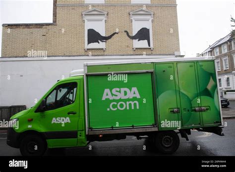 London Uk 06 Aug 2024 An Asda Delivery Van Drives Past A New Mural By Street Artist Banksy