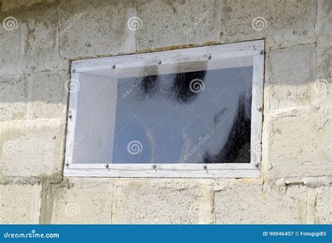 Una Finestra Fatta Di Plexiglass In Un Muro Di Cemento Immagine Stock