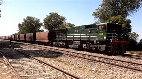 مٹیاری کے قریب مال گاڑی کی5 بوگیاں پٹری سے اترنے کے باعث بند ڈاؤن ٹریک بحال