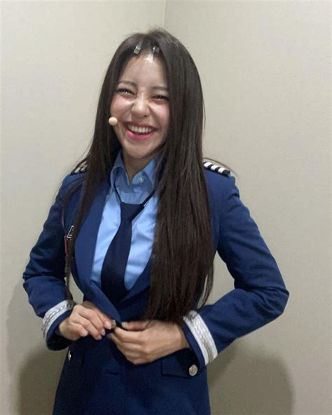 제복 단추 잠그는 꼬북좌 유정 촬스의 이슈와 유머