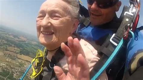 À 91 Ans Placida Saute En Parachute Et Réalise Le Rêve De Sa Vie