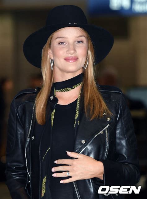 사진 로지 헌팅턴 휘틀리고혹적인 눈빛