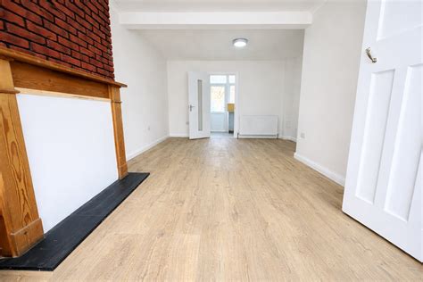 Enfield 2 Bed End Terrace Curzon Avenue En3 To Rent Now For £