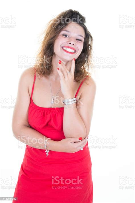그녀의 손에 기쁘게 갈색 머리 여자와 흰색 바탕에 카메라를 보고 귀여운에 대한 스톡 사진 및 기타 이미지 귀여운 백인종 빨강 Istock