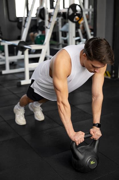 Entraînement Complet De Lhomme Avec Kettlebell Photo Gratuite