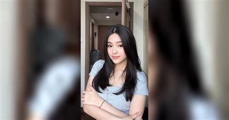 7 Potret Eca Aura Yang Kocak Abis Dianggap Netizen Kakak Adik Dengan