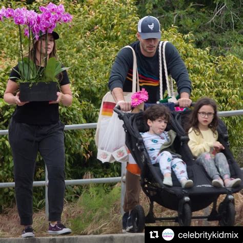 Jennifer Love Hewitt Carries Some Flowers Out In Los Angeles With