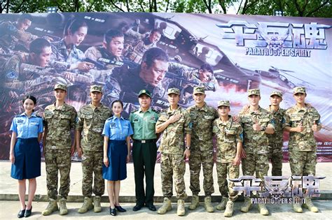 李纯飒爽军装亮相《伞兵魂》 发布会 首演军医备感荣幸 搜狐大视野 搜狐新闻