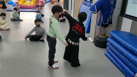 호신술자기방어뒤에서 양손 잡을때 Youtube