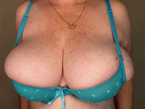 Huge Boobs In A Tiny Bra Scrolller