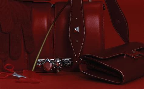 레드 컬러 액세서리의 존재감 하퍼스 바자 코리아