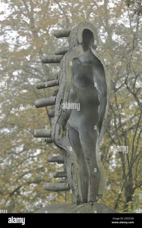 Sculpture Day And Night By Ubbo Enninga Female Figure 3d Effect Three Dimensional Three