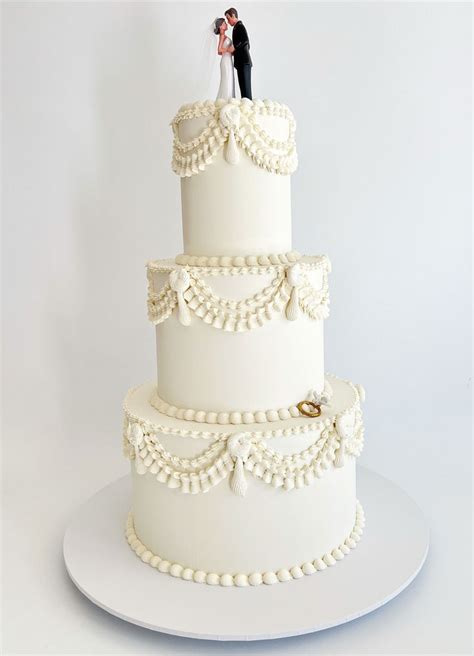 35 Vintage Wedding Cakes With Lambeth Piping For A Romantic Nostalgic