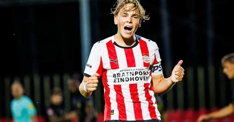 Jong Psv Doet Goede Zaken Ploeg Van Schaars Na Zege Terug Op Kop En