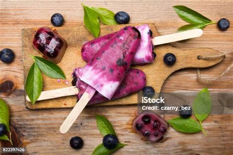 맛 있는 수 제 블루베리 아이스크림 나무 배경입니다 유기 과일 아이스입니다 건강한 식생활에 대한 스톡 사진 및 기타 이미지 건강한 식생활 과일 냉동 요구르트 Istock