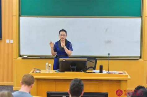 国际夏令营学生迷上中国剪纸艺术