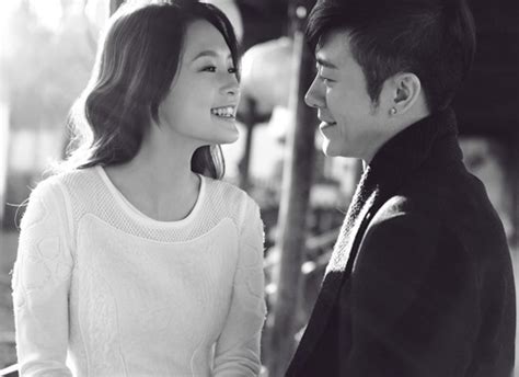 林申李沁复古写真 甜蜜牵手游走古镇 名人图库 中国鞋网