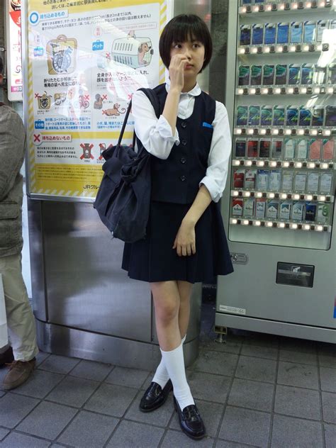 【jk盗撮エロ画像】駅のホームで瑞々しい女子校生の柔肌と美脚を堪能しながら隠し撮り！ エロ画像チョイス